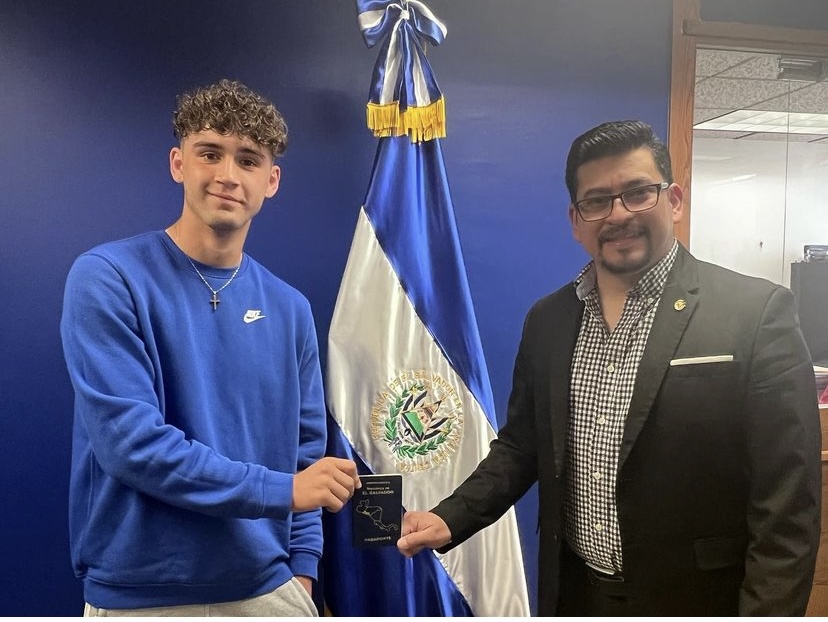 Alex Umaña ya posee el pasaporte salvadoreño - El Salvador Futbol